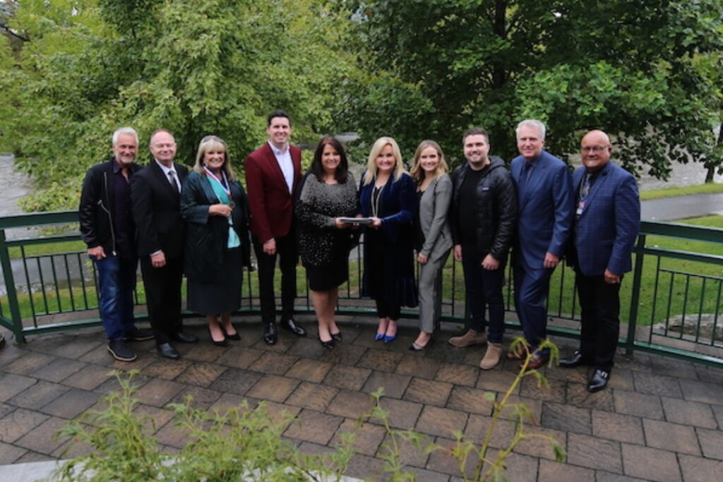 Karen Peck & New River Invite You To Pray With Them! – Singing News ...